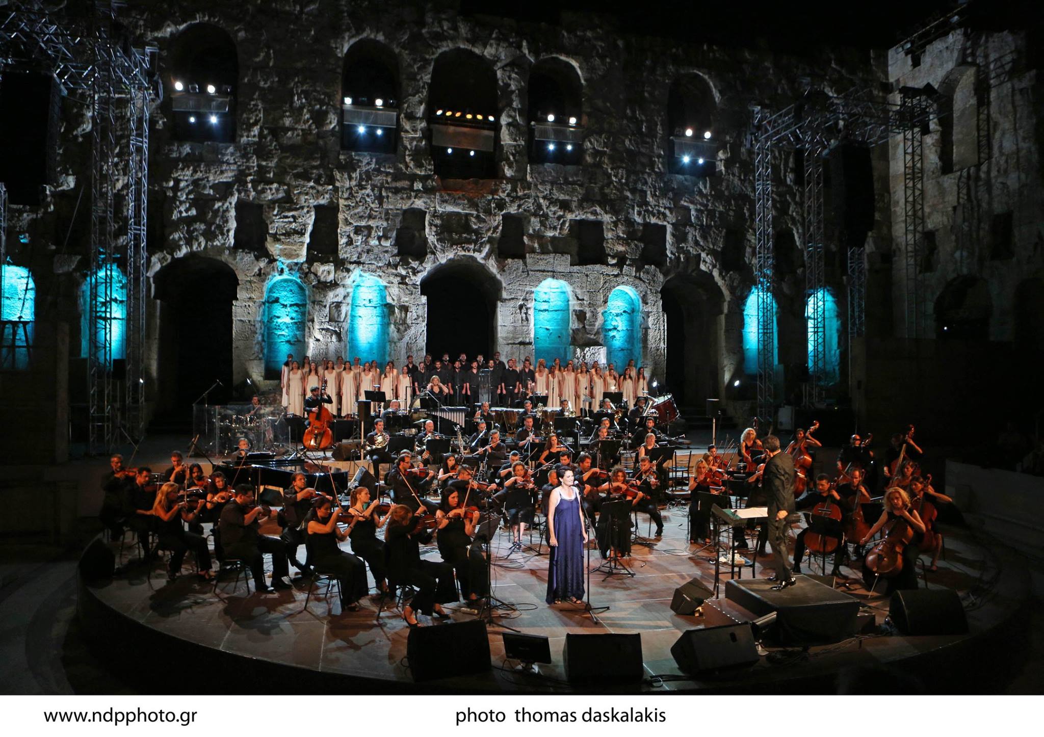 Δυο μεγάλες συναυλίες με δυο μεγάλες φωνές - Cosmopoliti.com - Χριστίνα ...