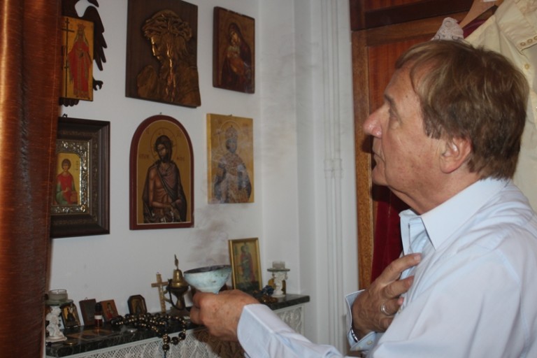 Ο Κώστας Βενετσάνος ανοίγει το σπίτι του και το άλμπουμ της ζωής του ...