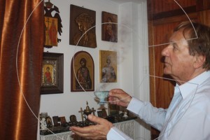 Ο Κώστας Βενετσάνος ανοίγει το σπίτι του και το άλμπουμ της ζωής του ...
