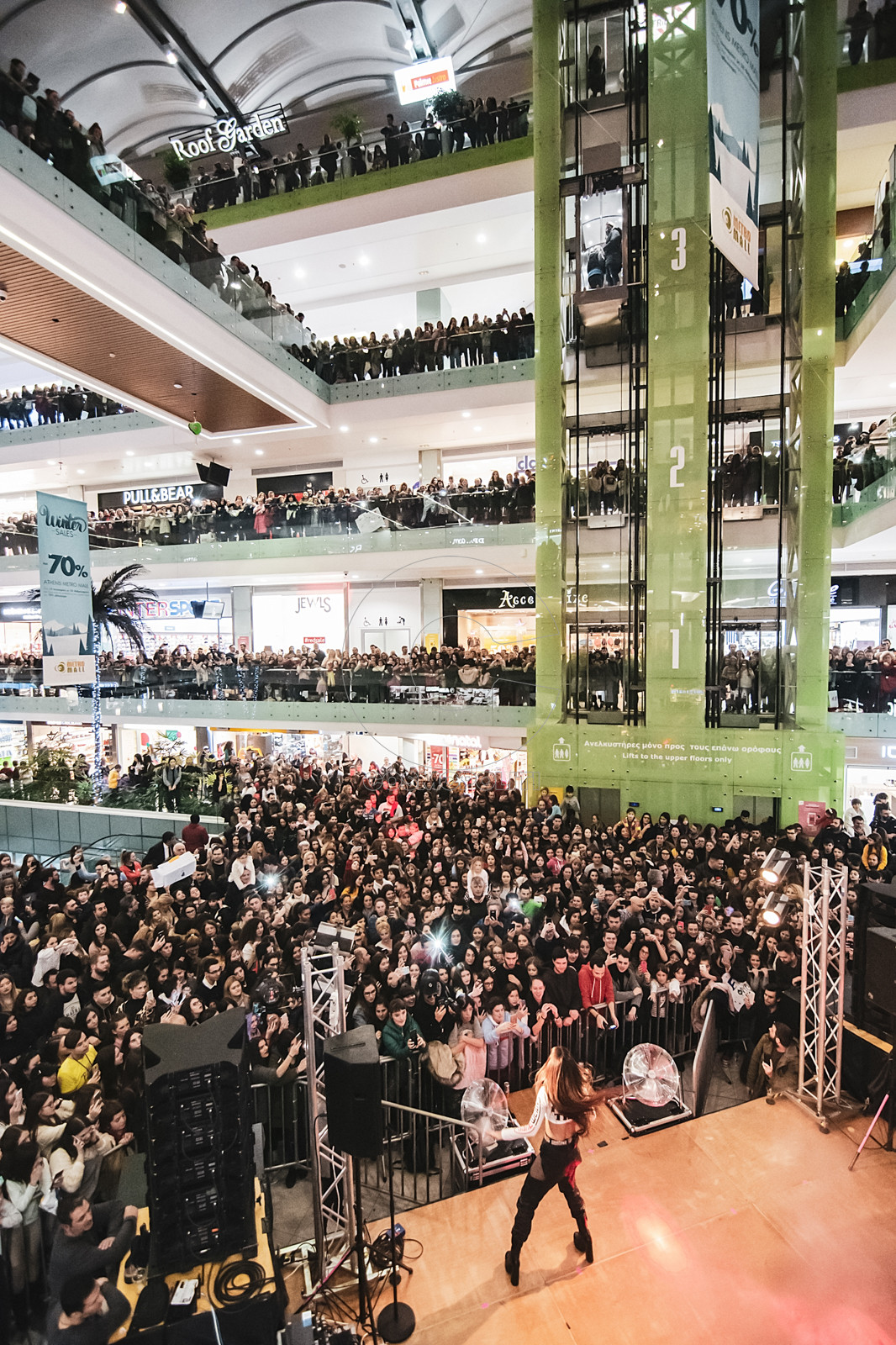 Live stage με την εκρηκτική Ελένη Φουρέιρα στο Athens Metro Mall ...