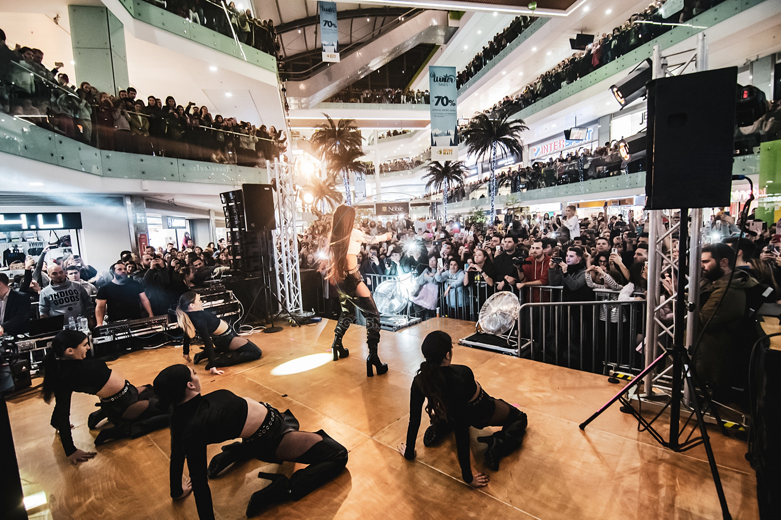 Live stage με την εκρηκτική Ελένη Φουρέιρα στο Athens Metro Mall ...