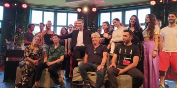 9:05 (Εννέα και πέντε): επίσημη πρεμιέρα στο θέατρο Διάνα – Cosmopoliti ...