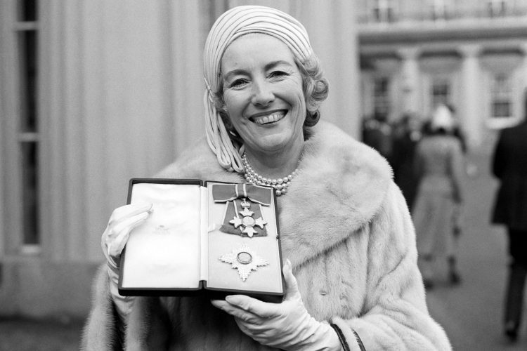 Η Dr Truth Pavri αποχαιρετά την Vera Lynn - Cosmopoliti.com - Χριστίνα ...