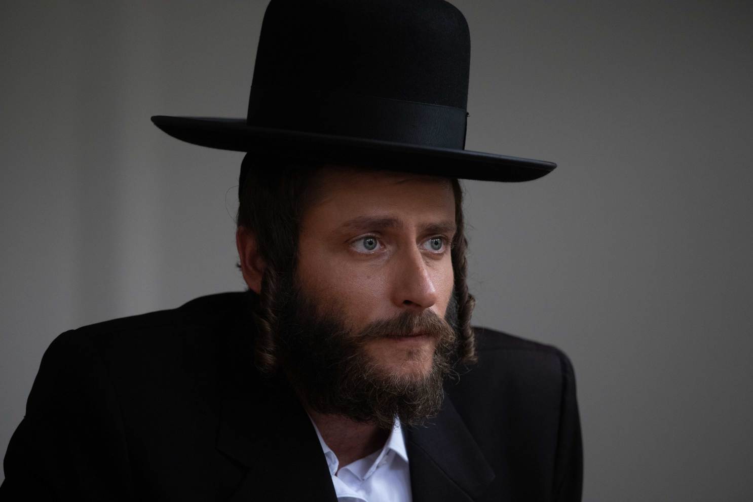 Michael Aloni: Ποιο είναι το αστέρι του Netflix που σκίζει ...