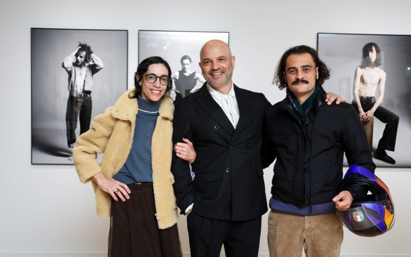 Εγκαίνια της έκθεσης “Portraits” του Terry Tsiolis - Cosmopoliti.com ...