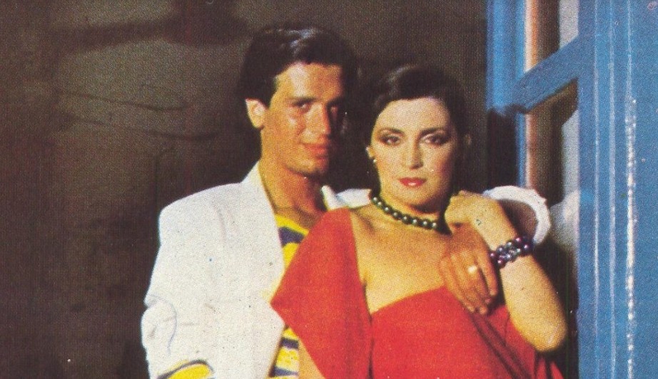 Συλλεκτικό: Μόδα στη Μύκονο με Μιμή Ντενίση & Billy Bo - Cosmopoliti ...