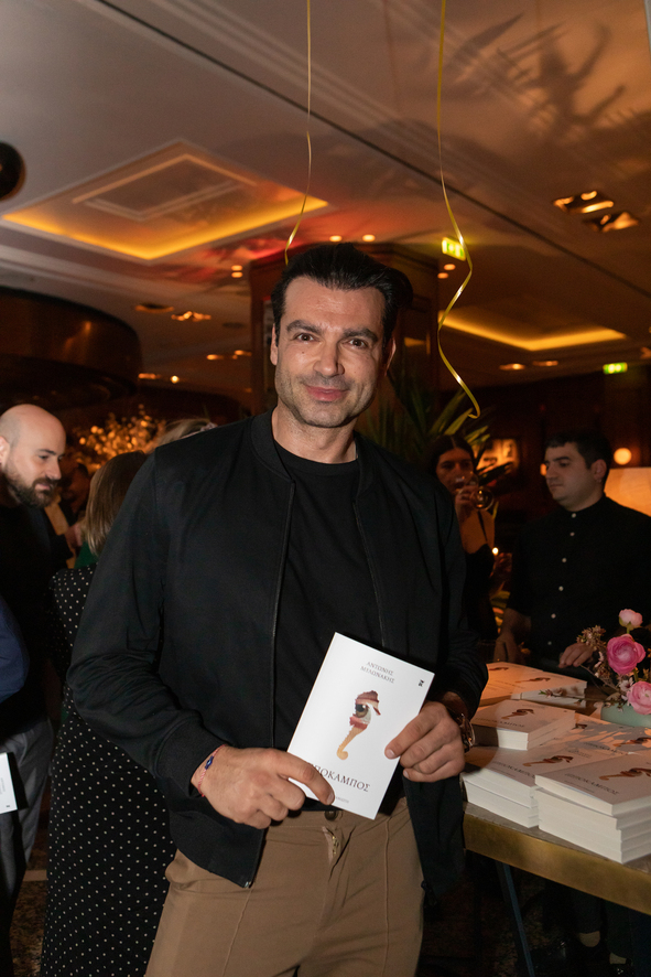 Πάρτι στο Athénée για το μυθιστόρημα “Ιππόκαμπος” του Αντώνη Μυλωνάκη ...