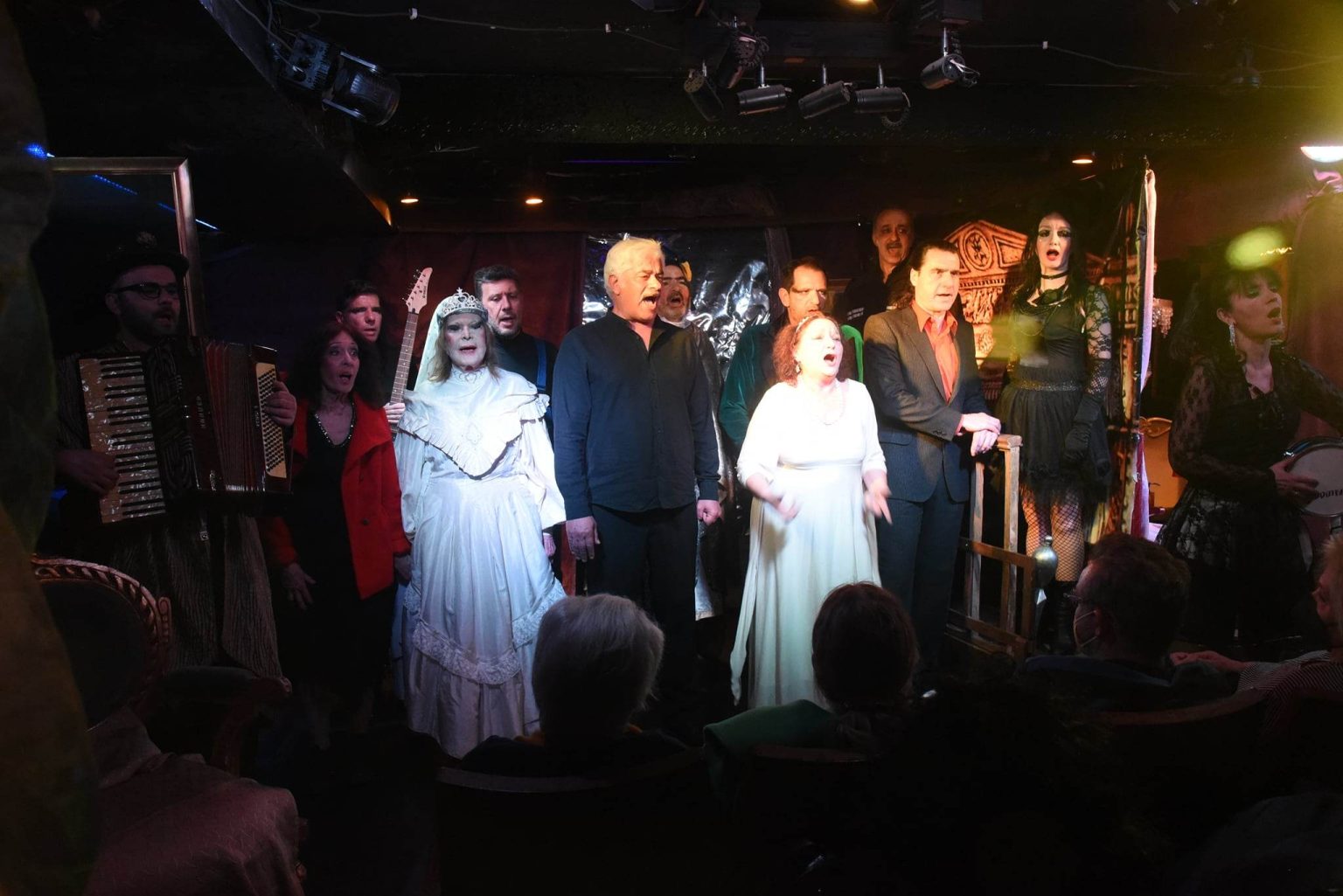 Το μπαλκόνι: Δύο επίσημες πρεμιέρες και παράταση παραστάσεων στο Studio Κυψέλης - Cosmopoliti ...