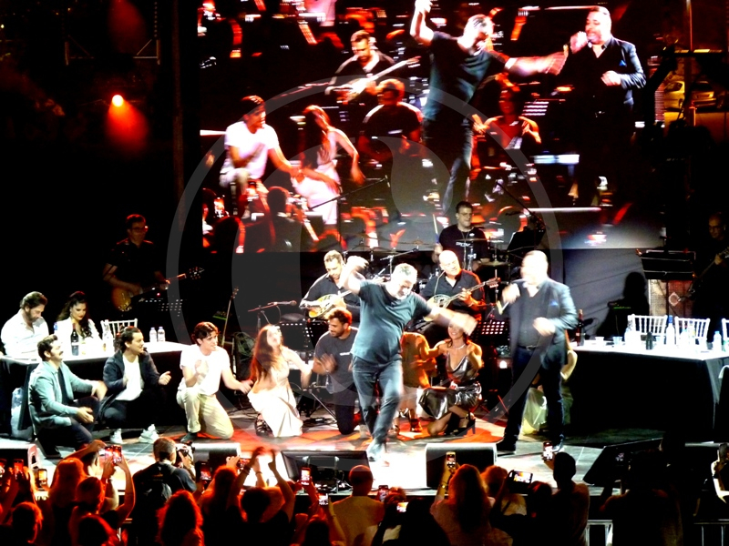 Bασίλης Μπισμπίκης: Χόρεψε ζεϊμπέκικο στη συναυλία της σειράς “Αυτή η ...