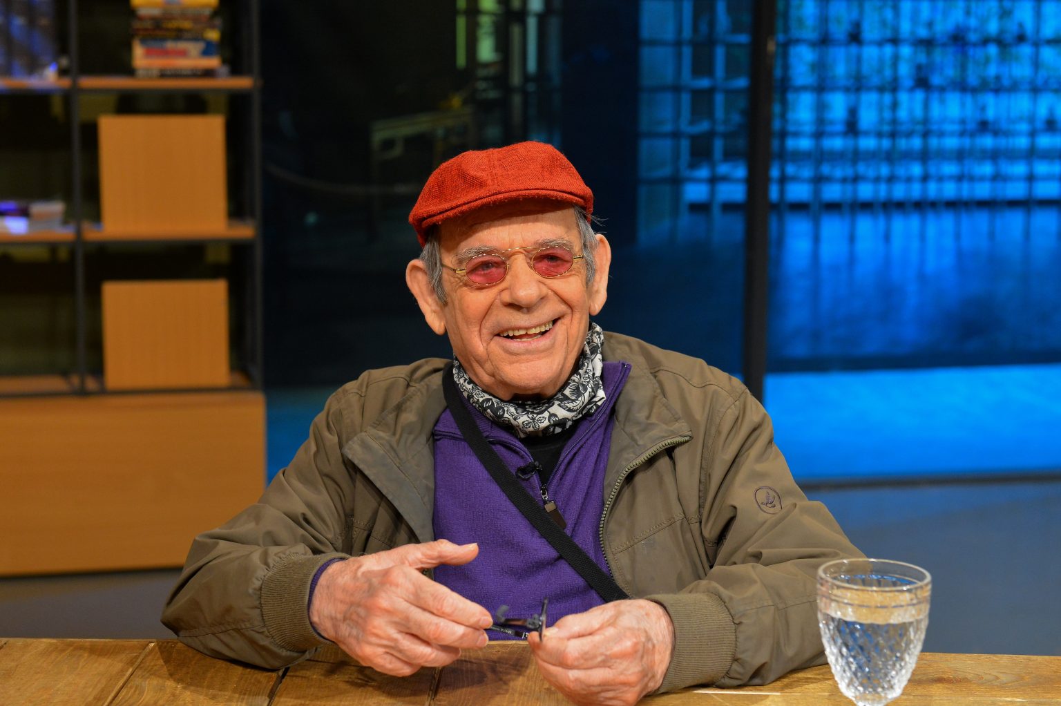 Εκπομπές αφιερωμένες στον Ηλία Λογοθέτη - Cosmopoliti.com - Χριστίνα Πολίτη