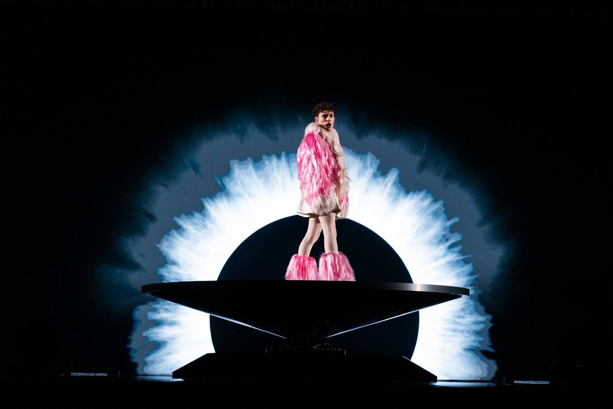 «The code» από το non-binary Nemo δυνατά στην Eurovision 2024 ...