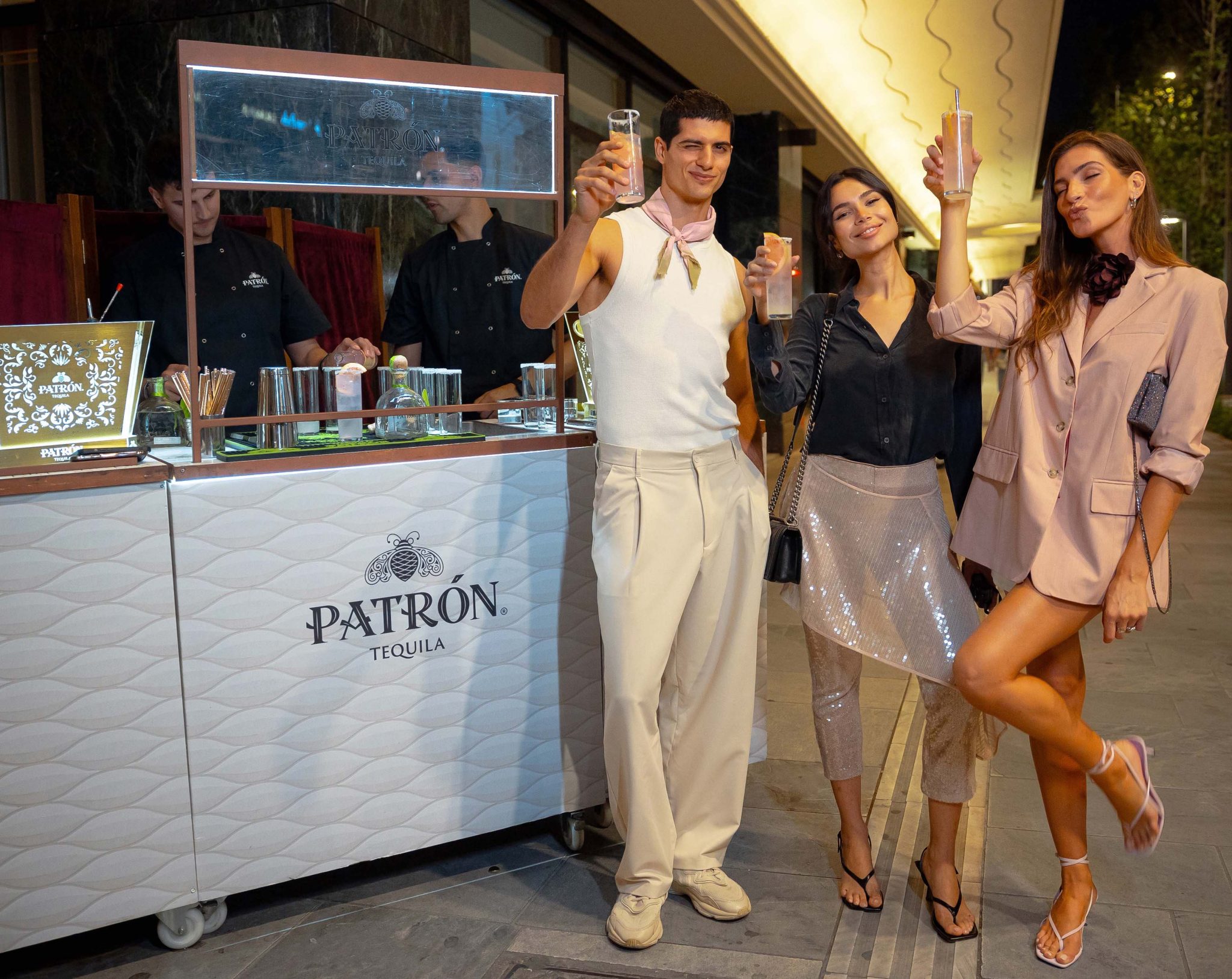 Cheers βραδιές με φίλους και cocktails στο Athénée - Cosmopoliti.com ...