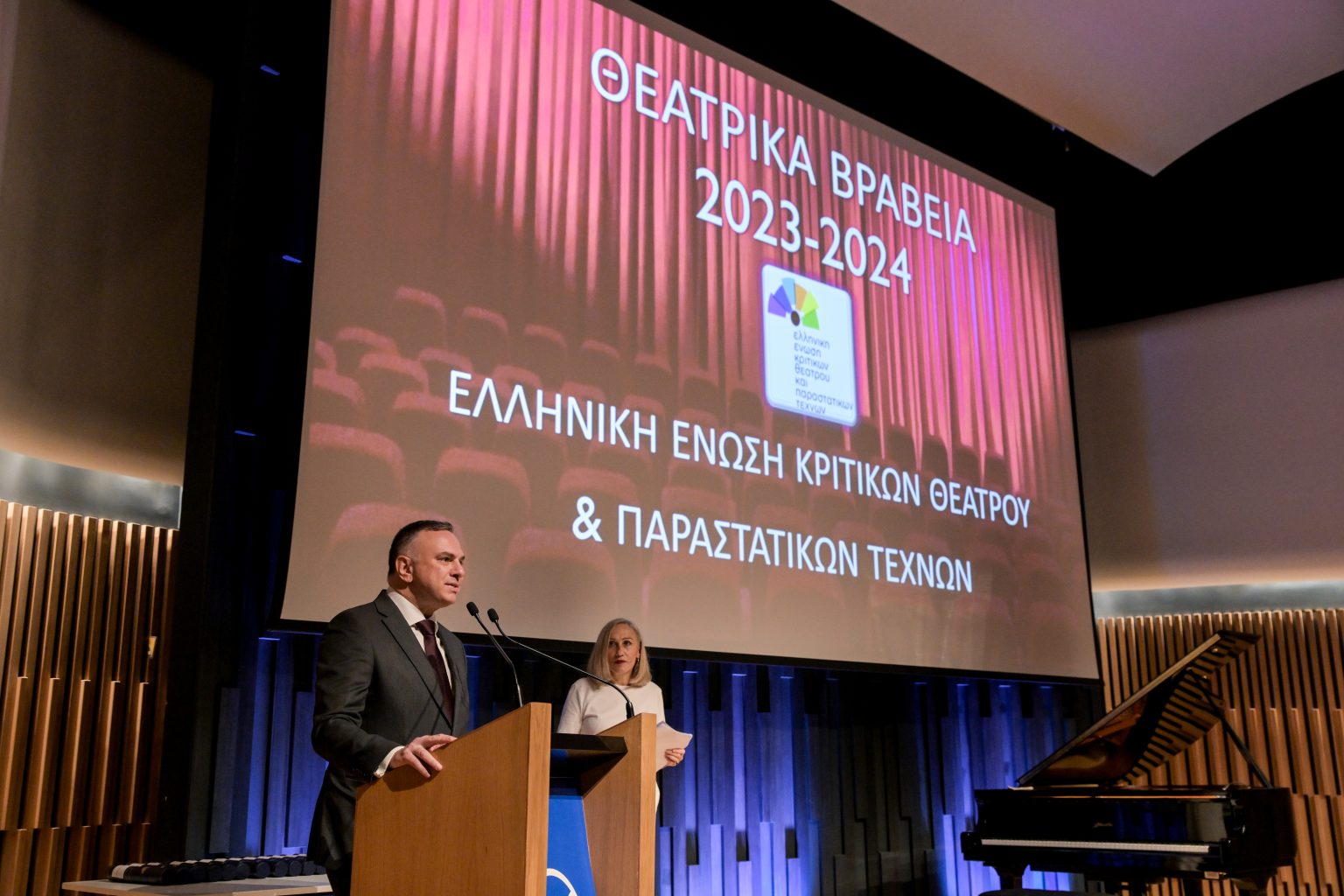 Θεατρικά Βραβεία 2023-2024 - Cosmopoliti.com - Χριστίνα Πολίτη