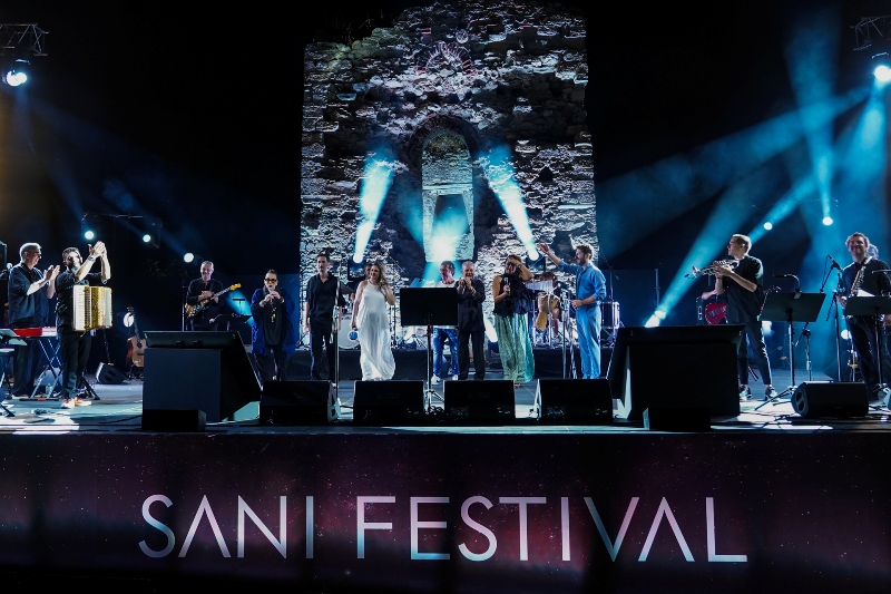 Αυλαία θριάμβου για το «Sani Festival 2025» - Cosmopoliti.com ...